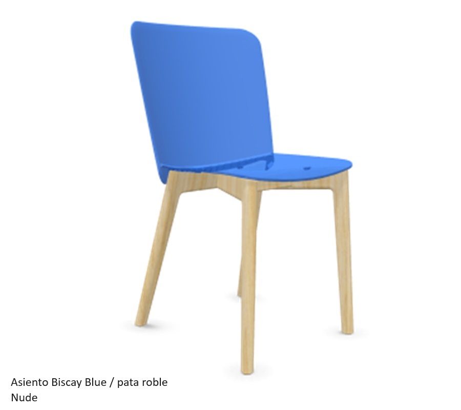 Silla Supra con patas de madera y asiento en polipropileno azul, fume..
