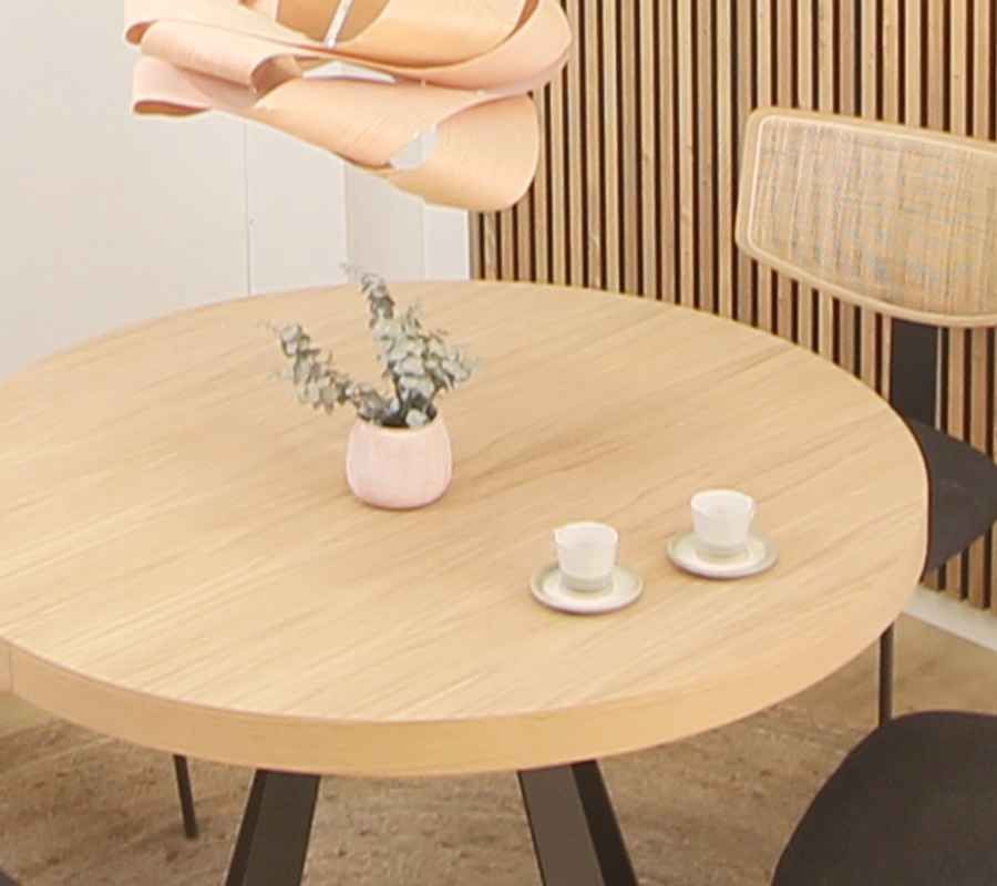 Mesas redondas de comedor con encimera gruesa de roble y hierro negro