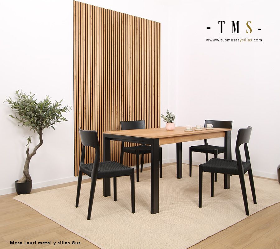 Mesa extensible en madera y patas de metal a medida Lauri de diseño moderno