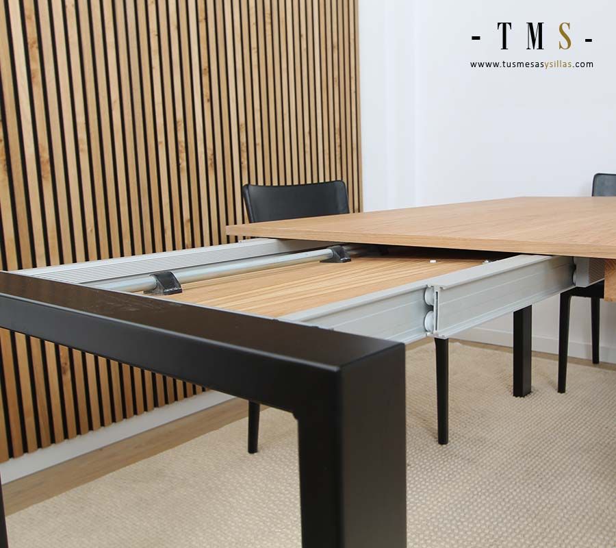 Mesa extensible en madera y patas de metal a medida Lauri de diseño moderno