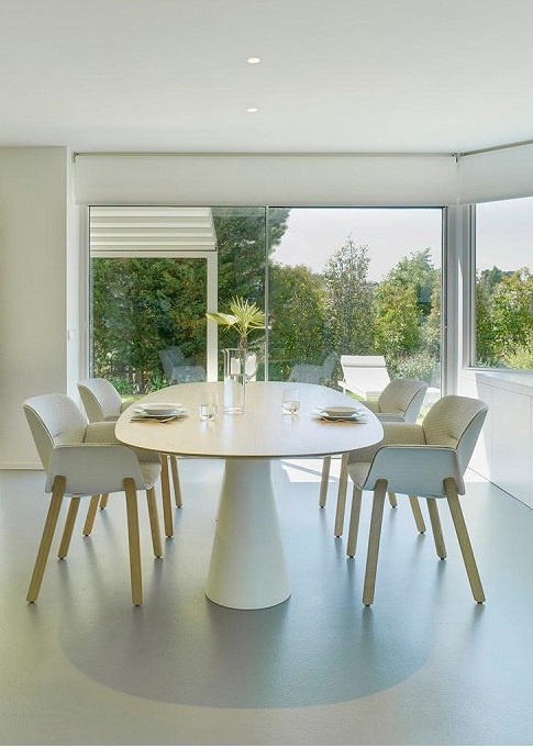 Silla Nuez con brazos , tapizada y 4 patas de madera de Andreu World